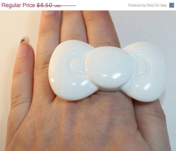 Kawaii Giant White Bow Ring on Luulla